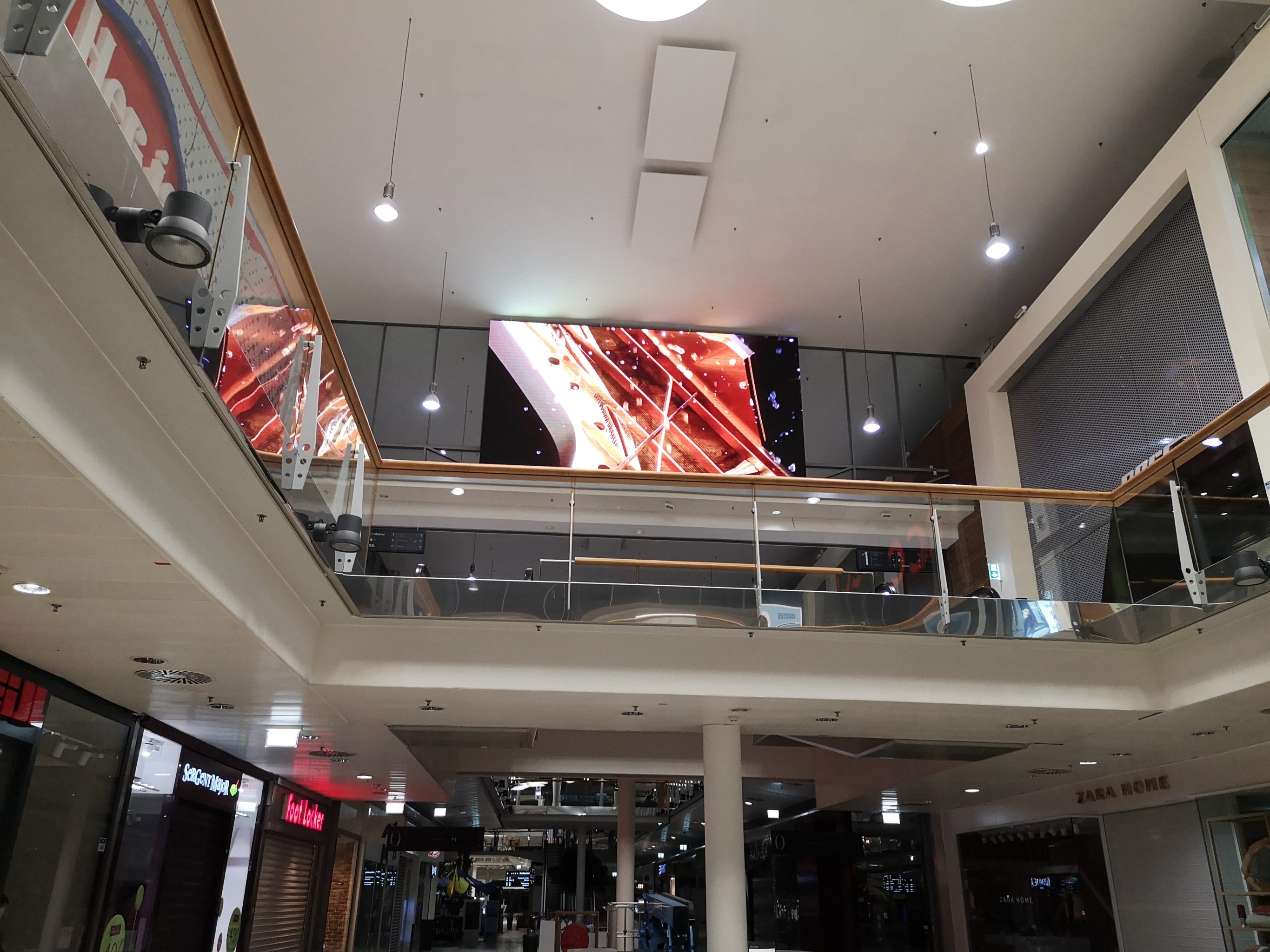 Dans ce centre de Viennes écran LED géant