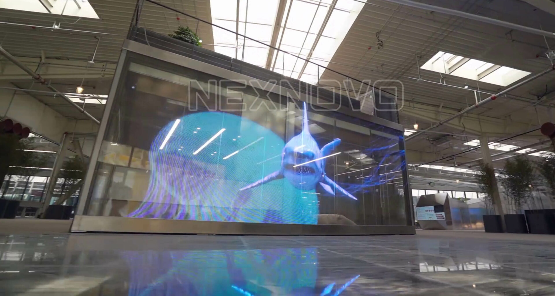 Remplacez vos vitrines avec ces écrans vidéo LED transparents en verre.